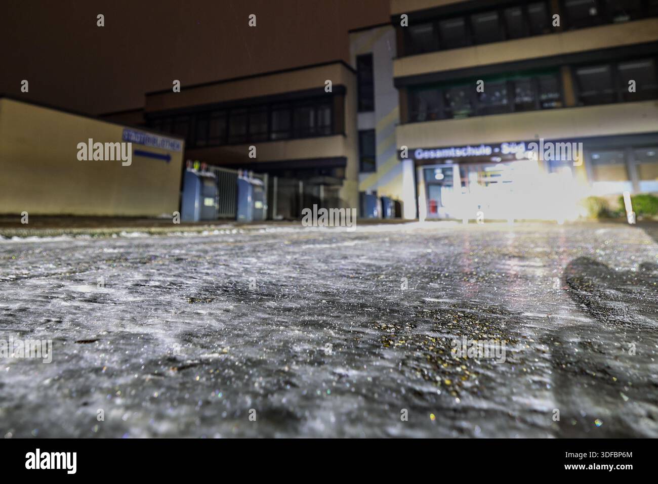 12 January 2026, North Rhine-Westphalia, Duisburg: Mirror-smooth ice in ...