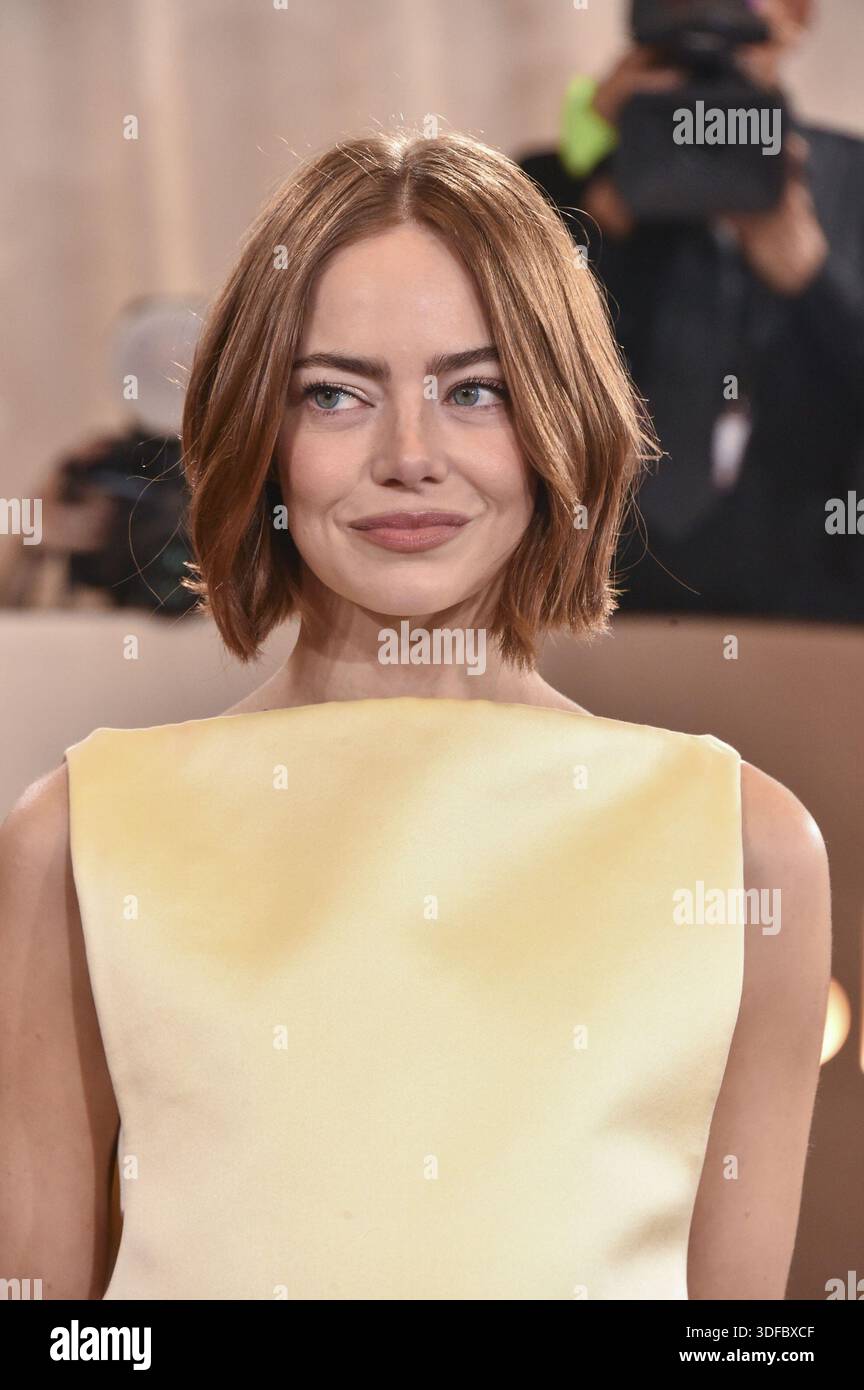 Emma Stone at arrivals for 83rd Annual Golden Globes - Part 2, Beverly ...