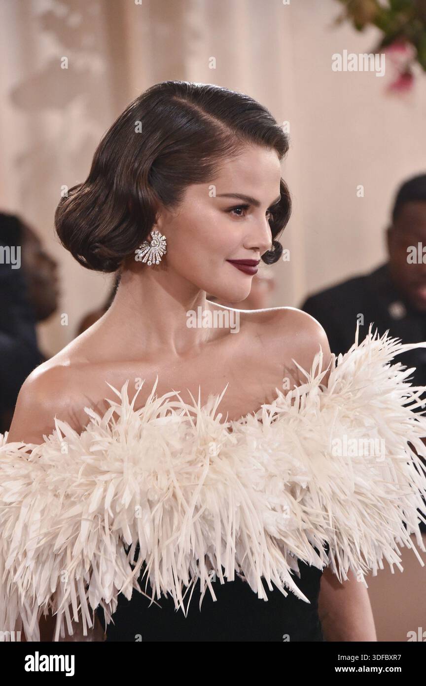 Selena Gomez at arrivals for 83rd Annual Golden Globes - Part 2 ...