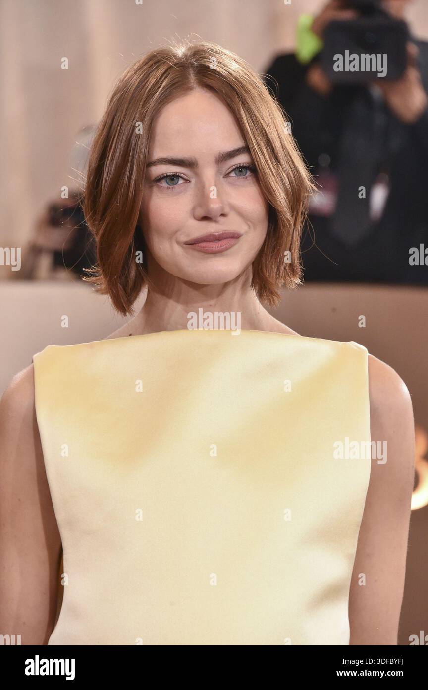 Emma Stone at arrivals for 83rd Annual Golden Globes - Part 2, Beverly ...