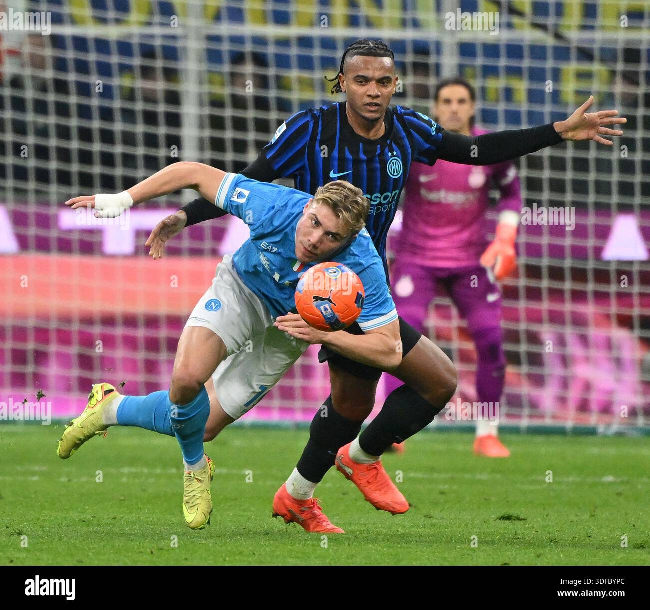 (260112) -- MILAN, Jan. 12, 2026 (Xinhua) -- Inter Milan's Manuel ...
