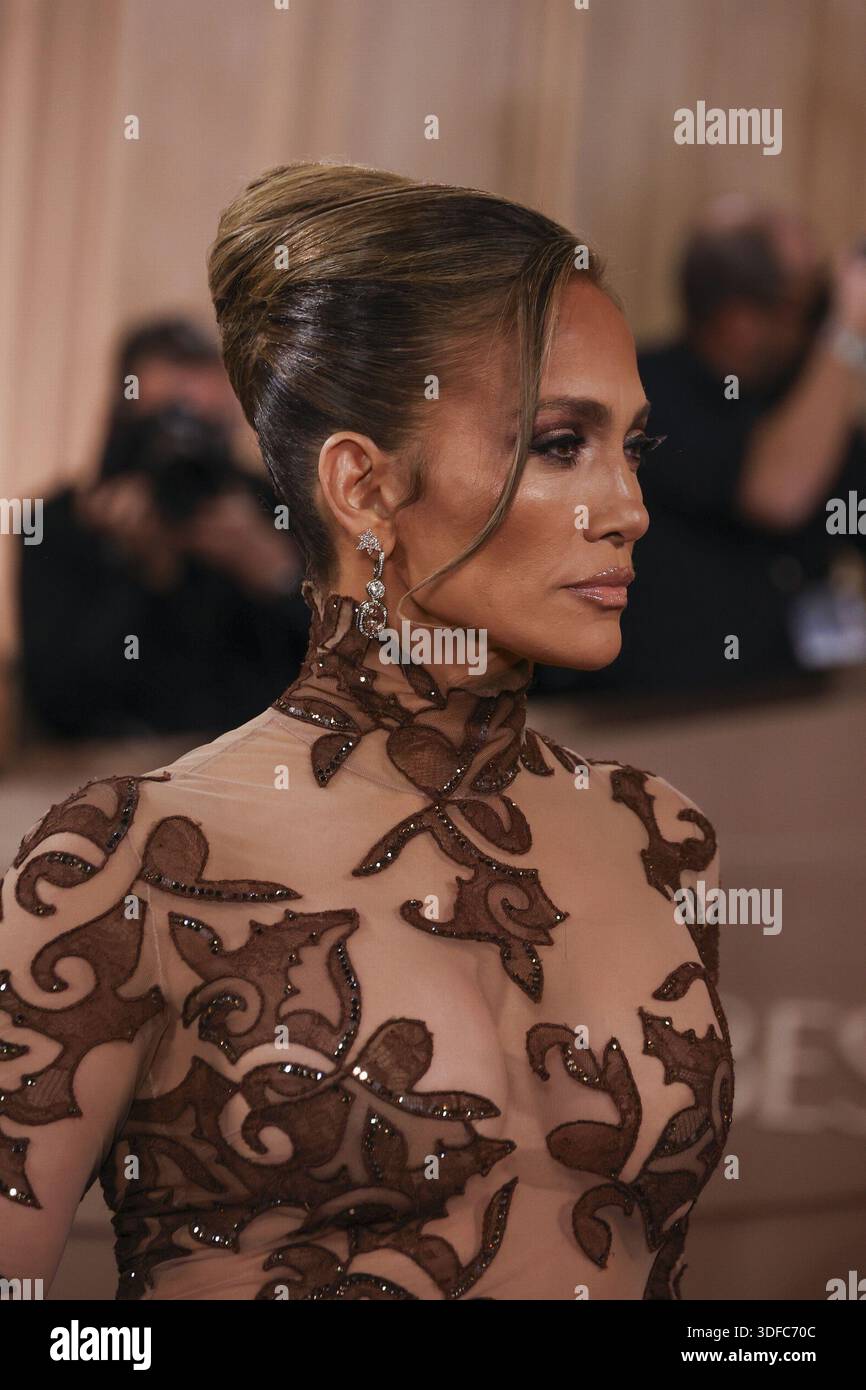 Jennifer Lopez at arrivals for 83rd Annual Golden Globes - Part 3 ...