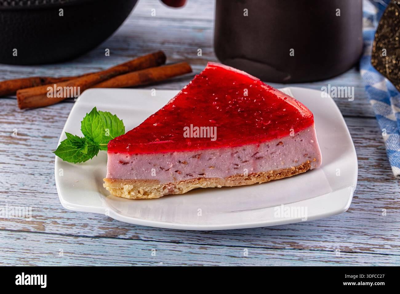 Tasta Raspberry cheesecake dessert served mint Stock Photo - Alamy