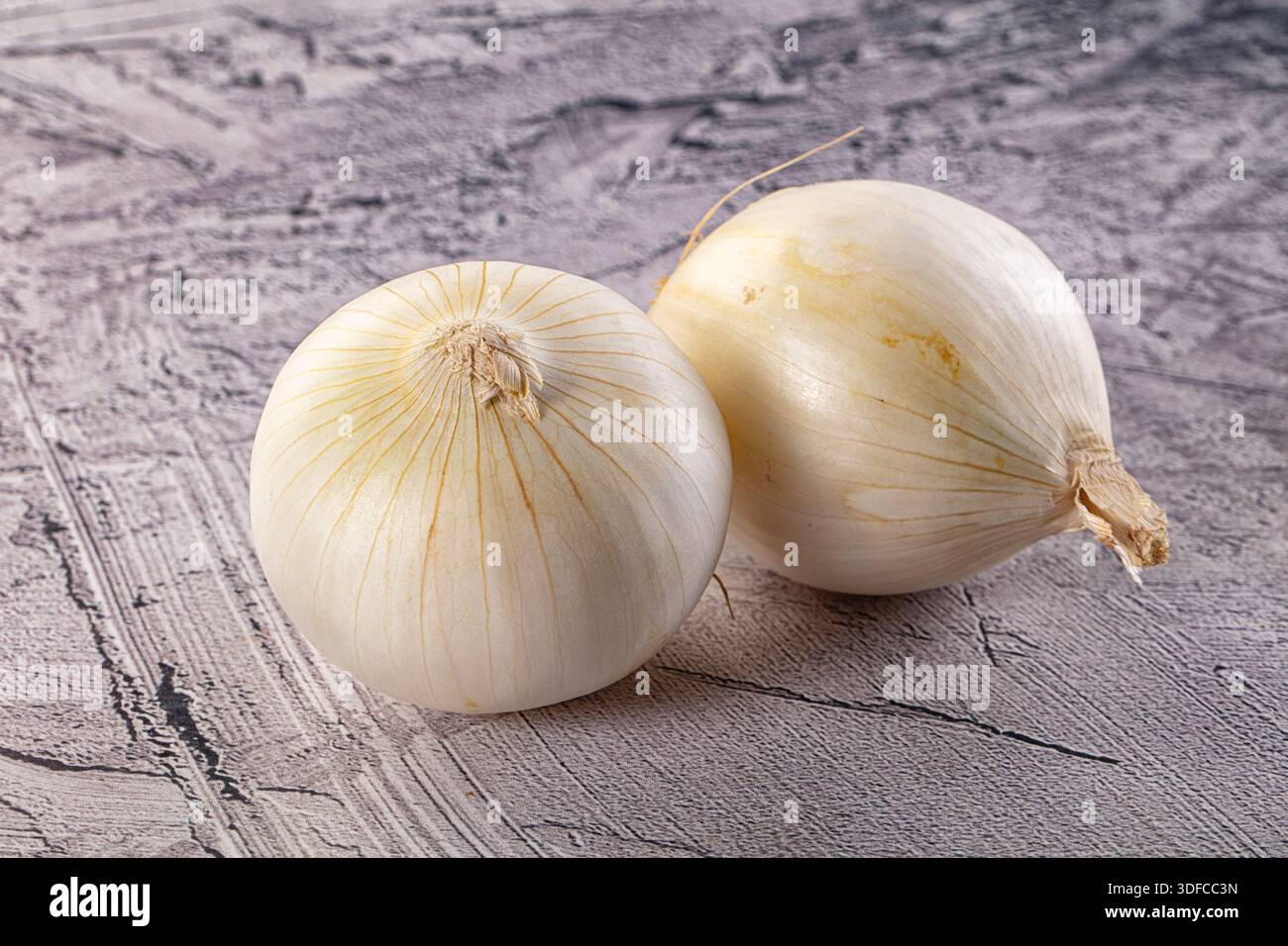 Ripe juicy white onion whole bulb Stock Photo - Alamy