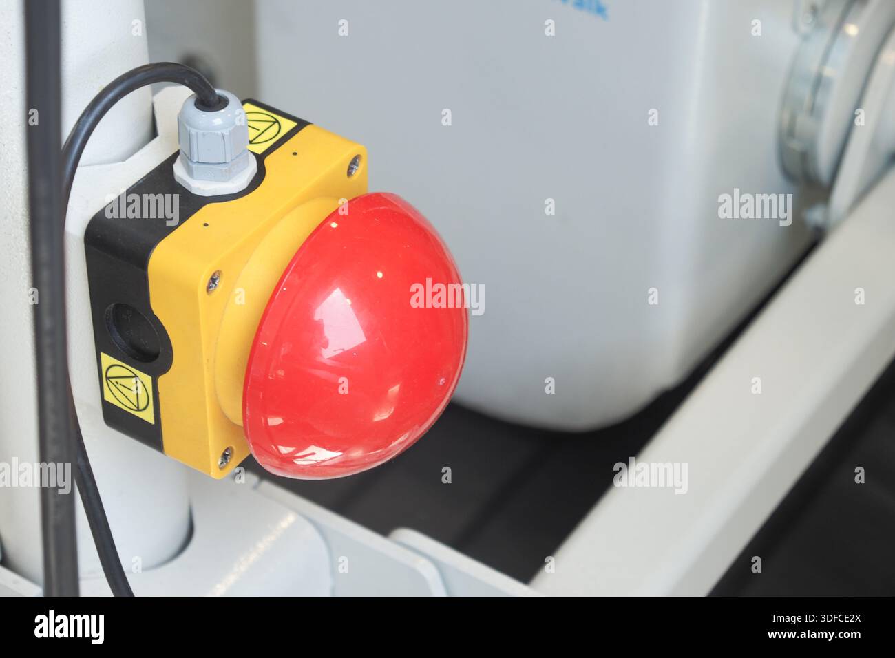 Red warning light on industrial equipment in a factory Stock Photo - Alamy