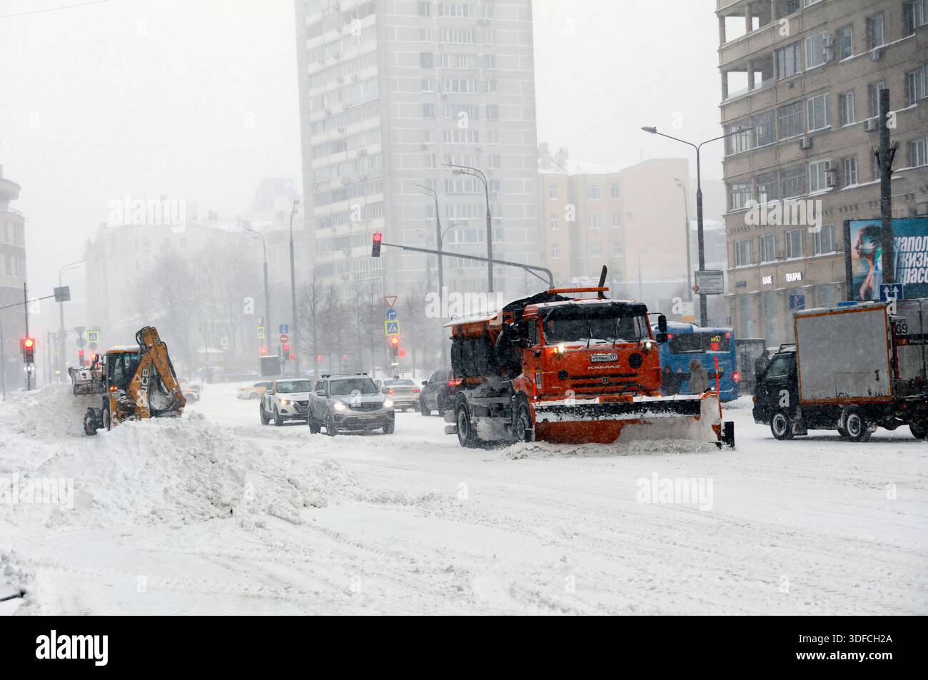 Russian capital moscow experiences heavy snowfall hi-res stock ...