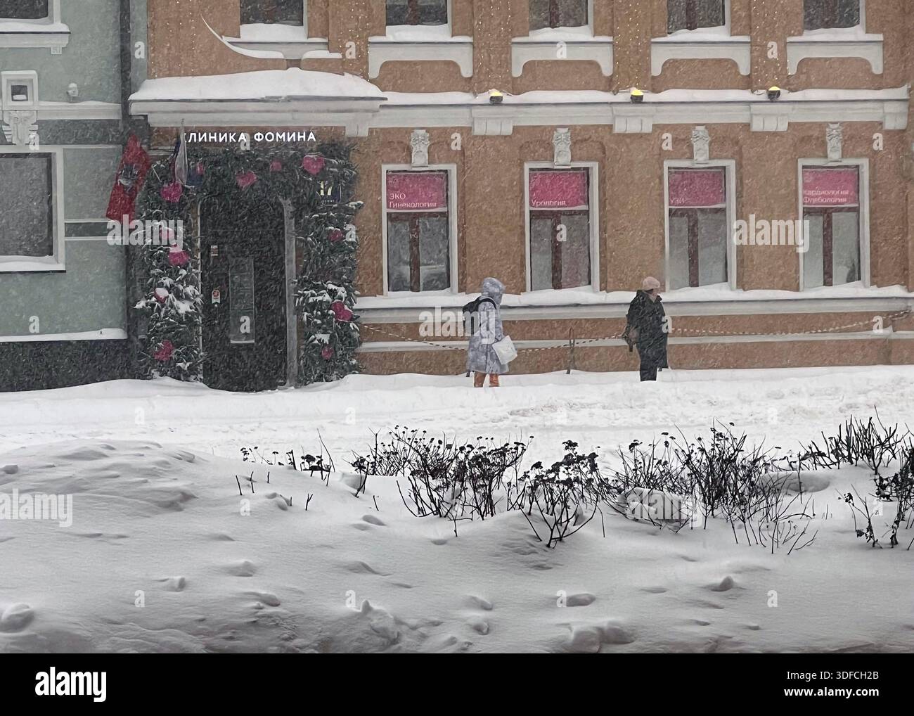 Russian capital moscow experiences heavy snowfall hi-res stock ...