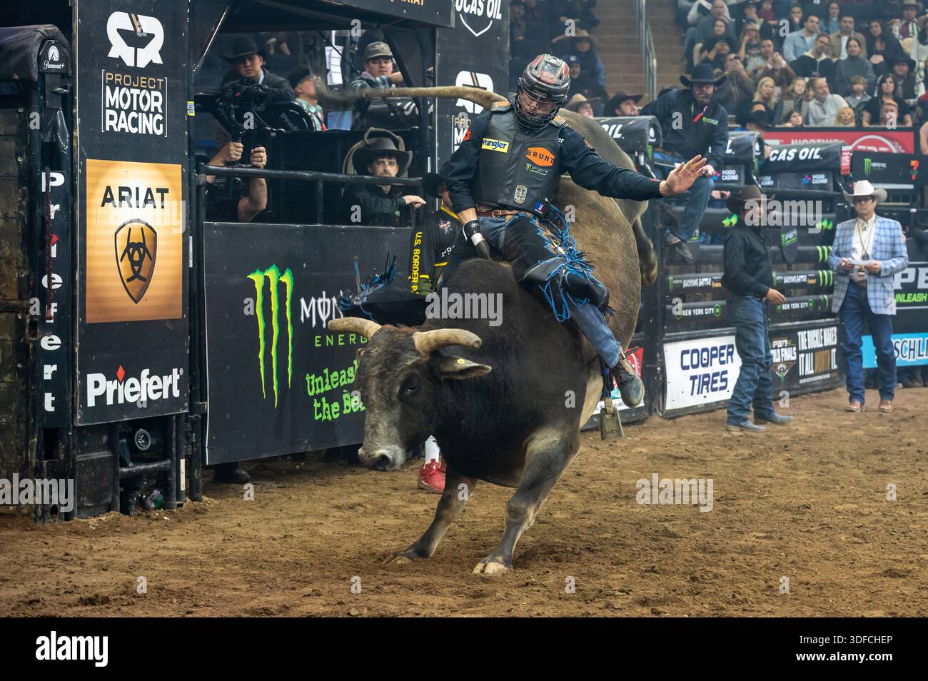 Cort McFadden rides Big Timber during the third round of the ...
