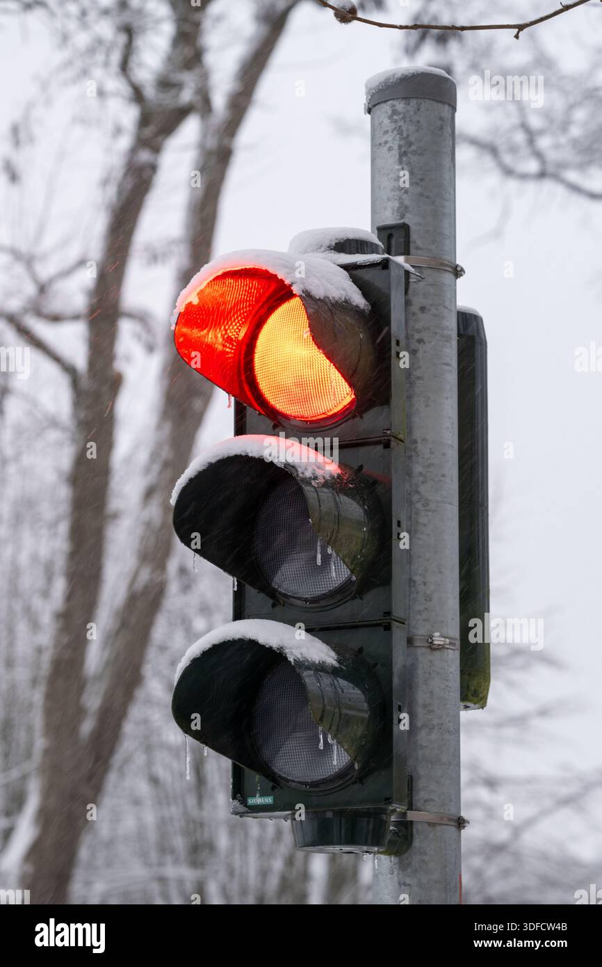 12 January 2026, Bavaria, Neubanz: Icicles hang from a traffic light ...