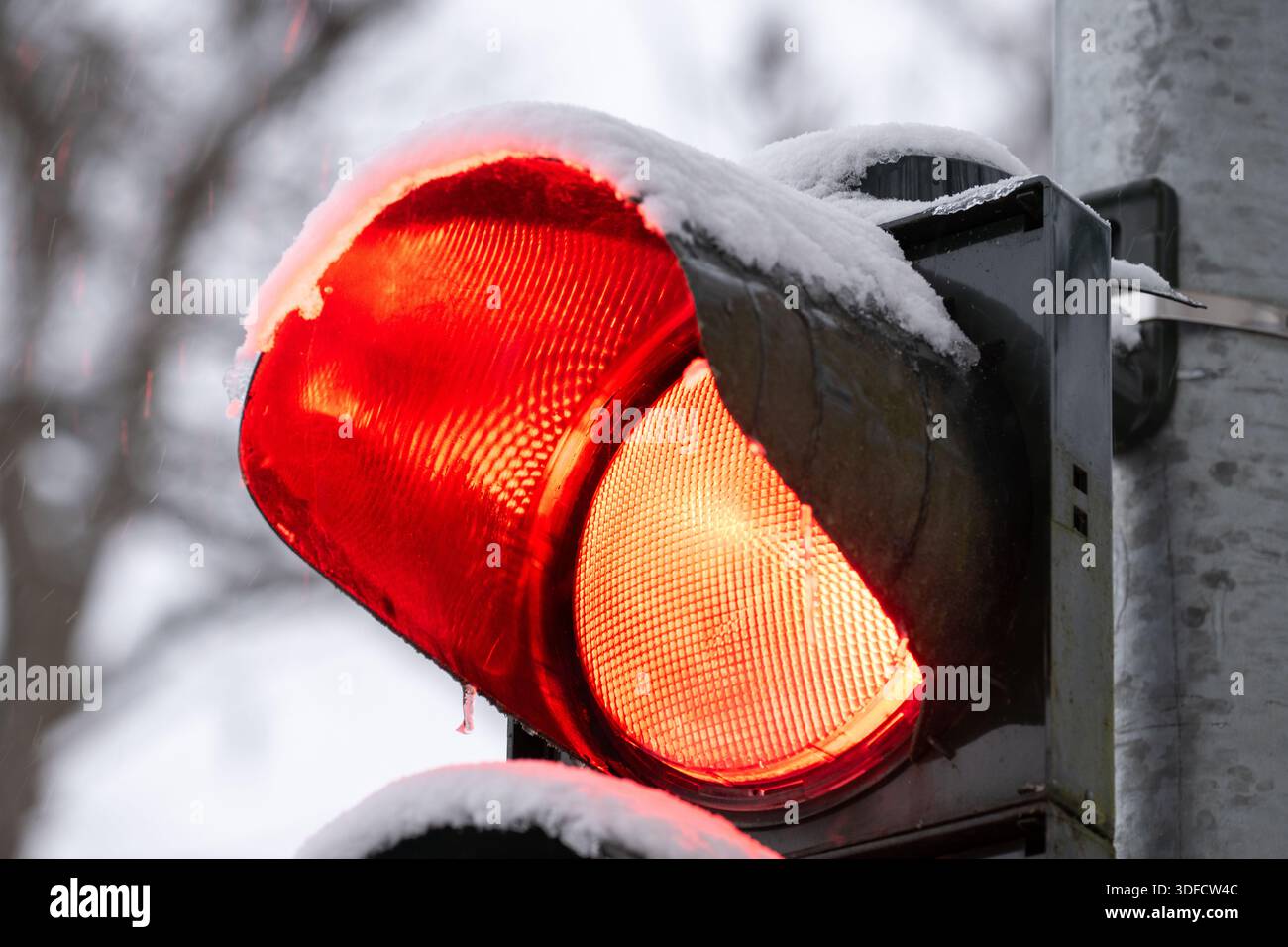 12 January 2026, Bavaria, Neubanz: A small icicle hangs from a traffic ...