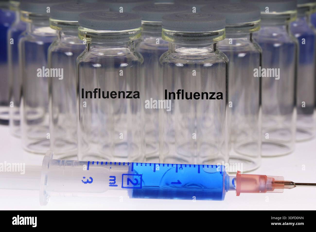 Symbolbild Influenza -Virus als Schrift auf Serumflaschen Influenza ...