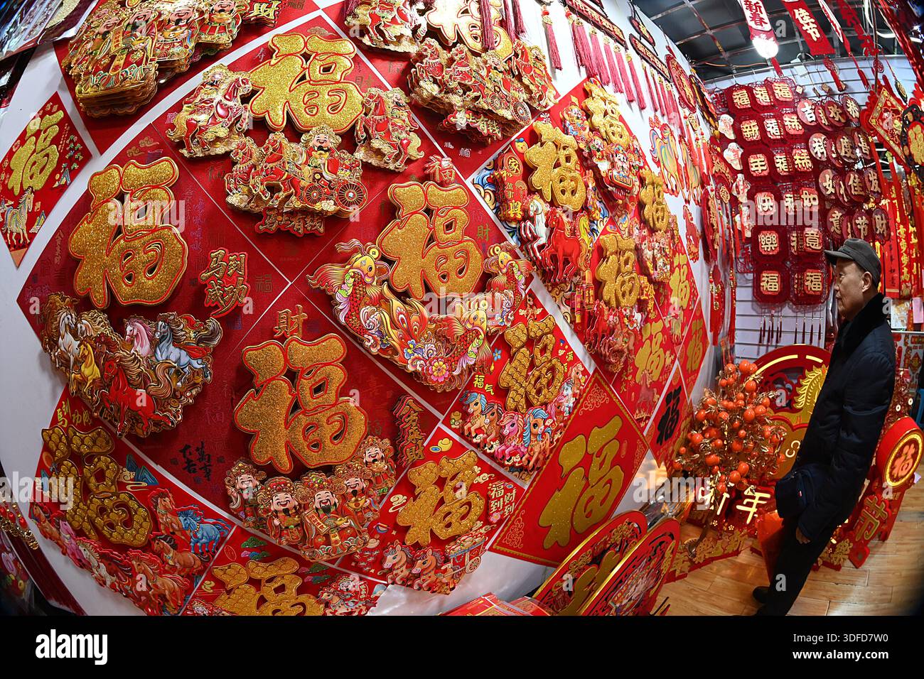 People shop Lunar New Year decorations at Chenghuang Temple market in ...