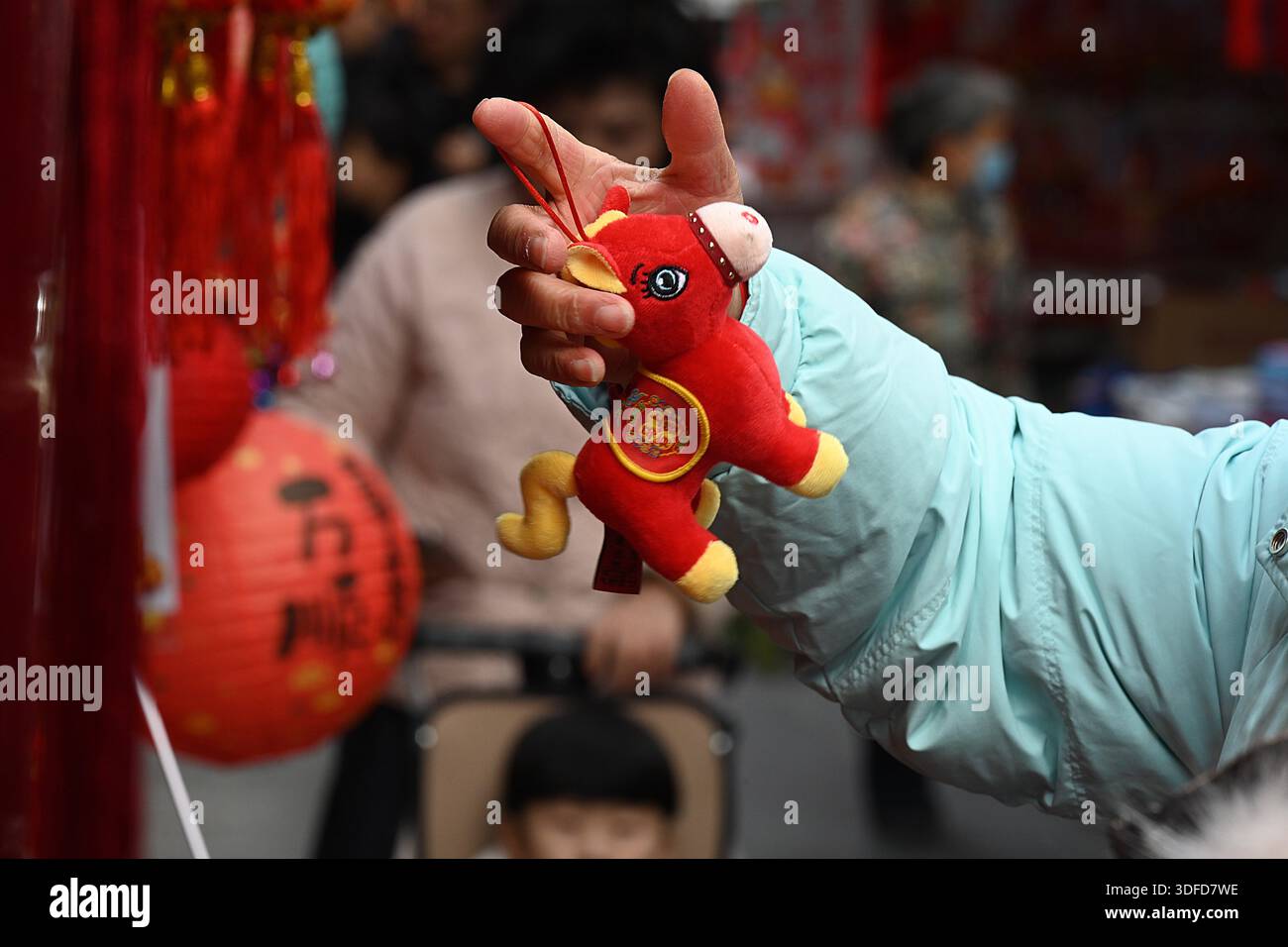 People shop Lunar New Year decorations at Chenghuang Temple market in ...