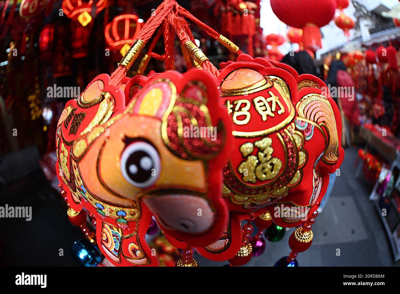 People shop Lunar New Year decorations at Chenghuang Temple market in ...