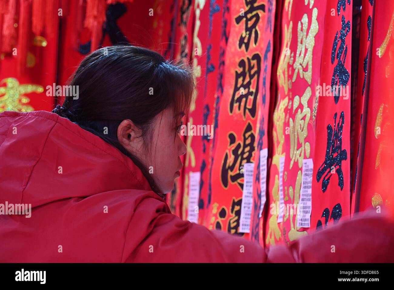 People shop Lunar New Year decorations at Chenghuang Temple market in ...