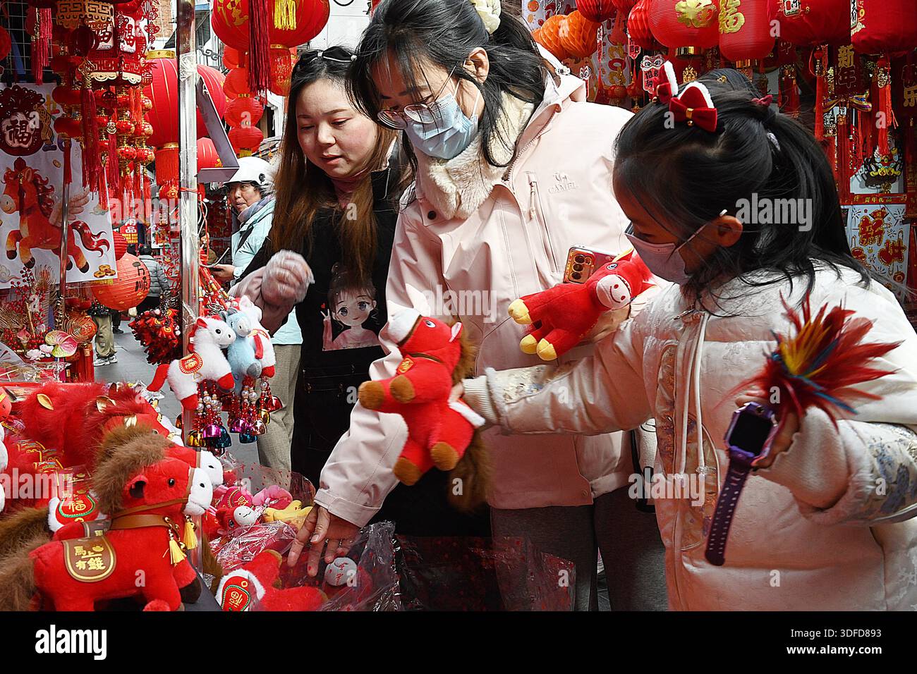 People shop Lunar New Year decorations at Chenghuang Temple market in ...