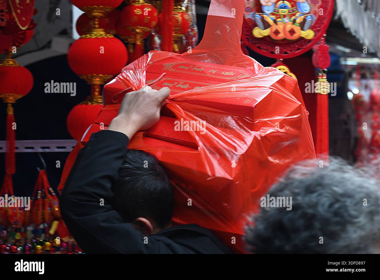 People shop Lunar New Year decorations at Chenghuang Temple market in ...