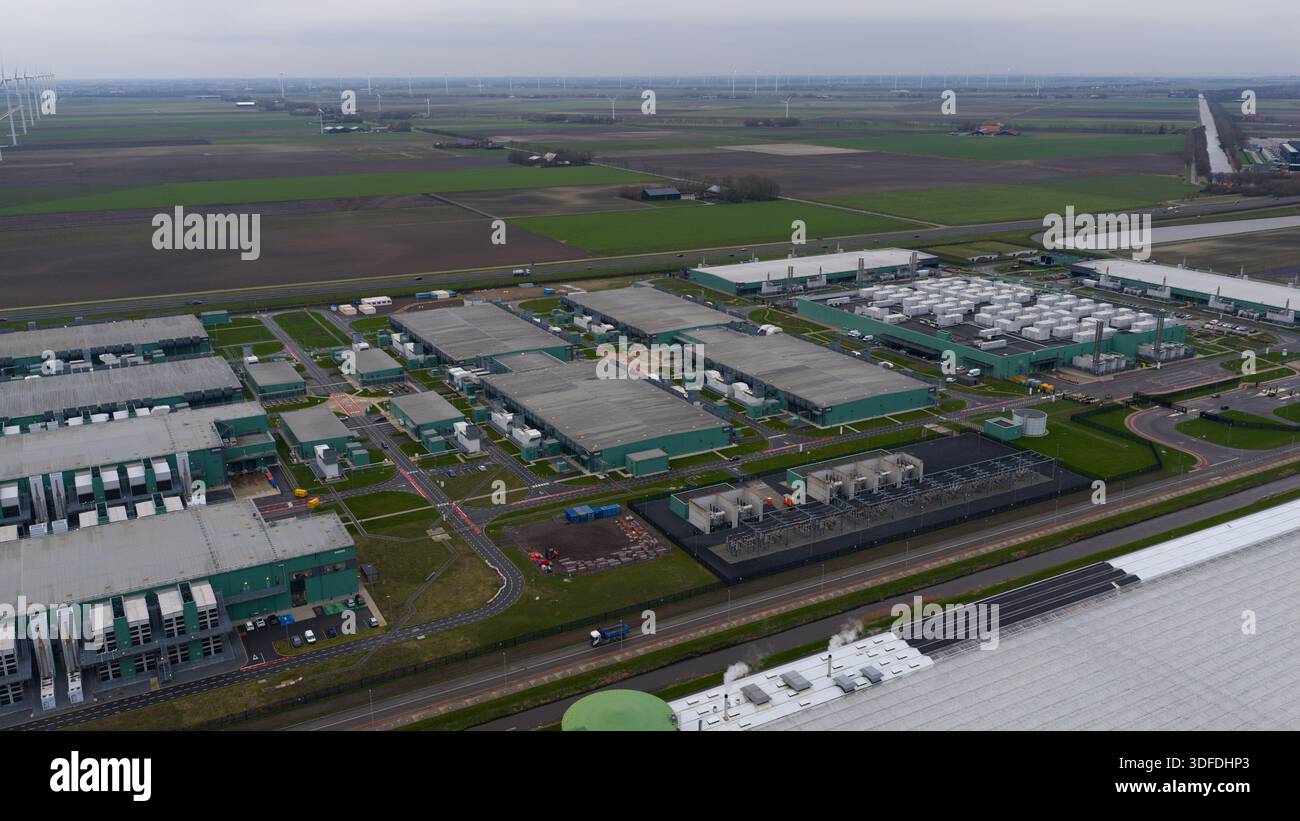 Large scale data center buildings hi-res stock photography and images ...