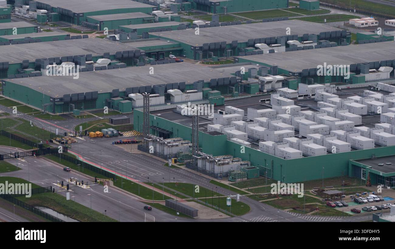 Large scale data center buildings hi-res stock photography and images ...