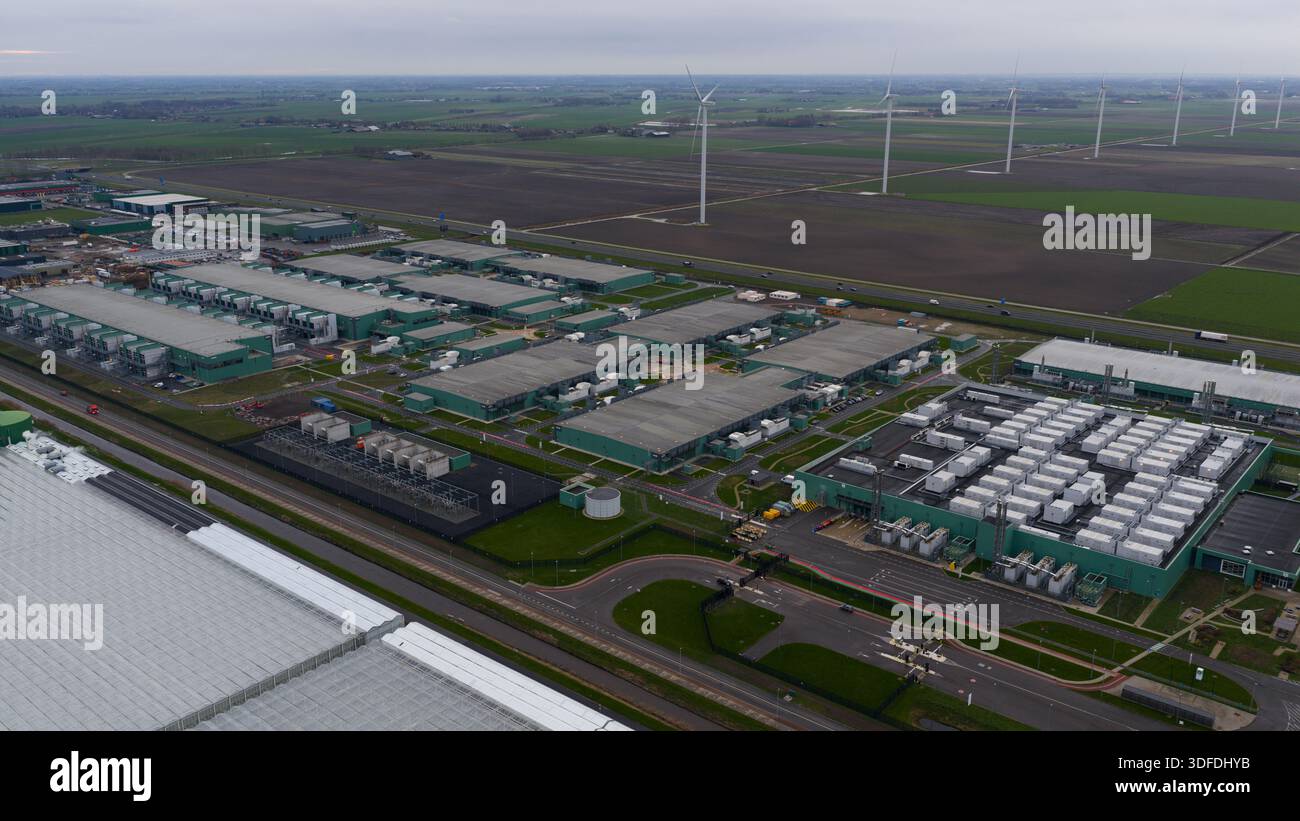Large scale data center hi-res stock photography and images - Alamy