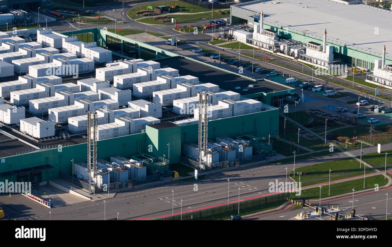 Large scale data center buildings hi-res stock photography and images ...