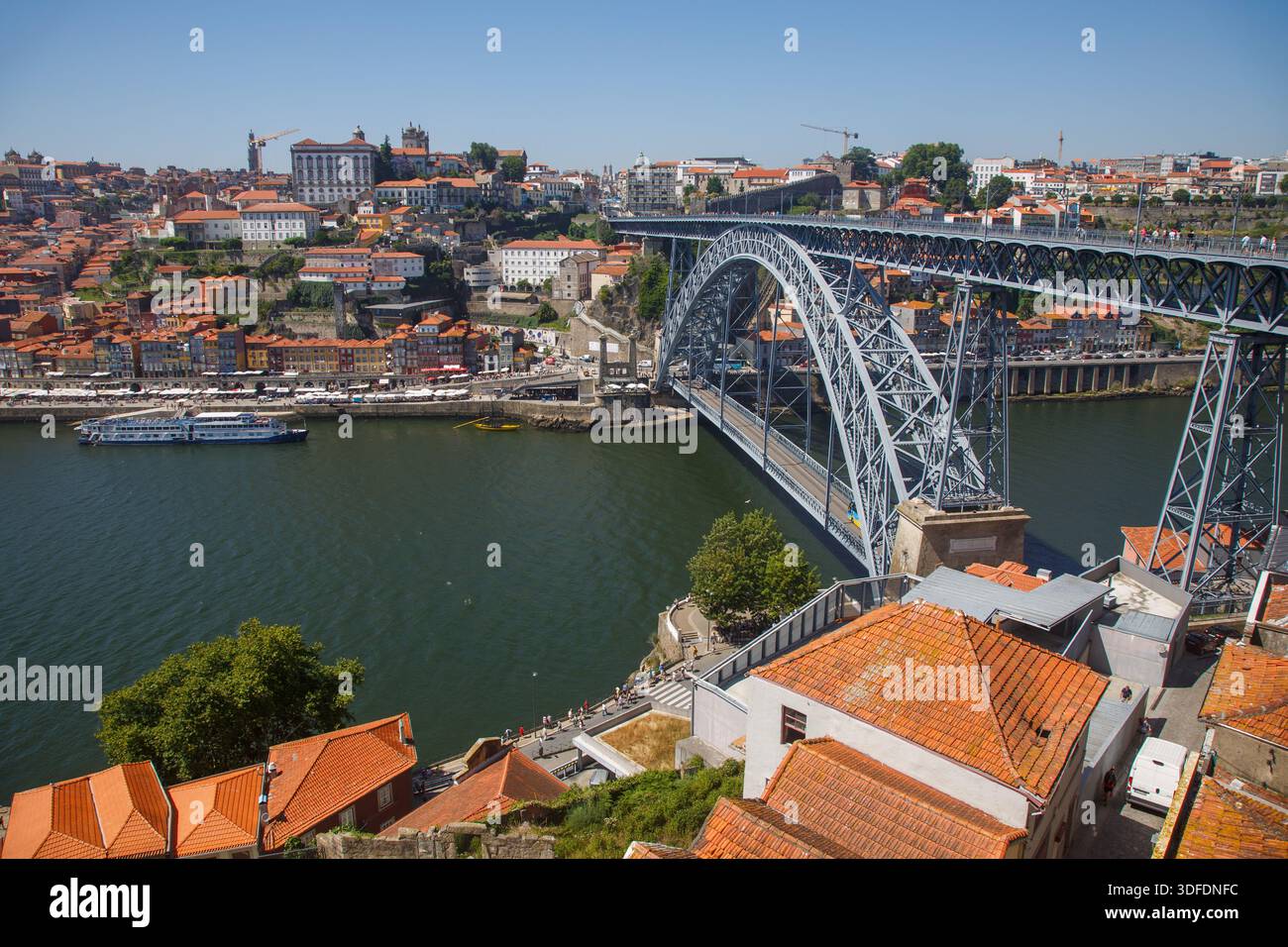 The Luis I Bridge over Douro river and the historical portuguese style ...
