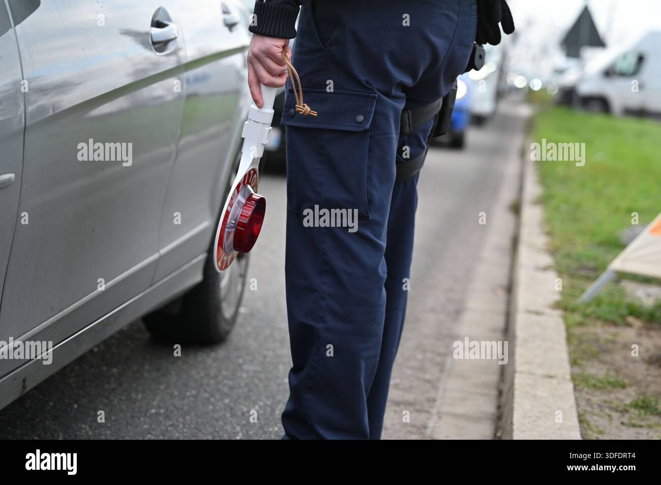 PRODUCTION - 17 December 2025, Baden-Württemberg, Kehl: A federal ...