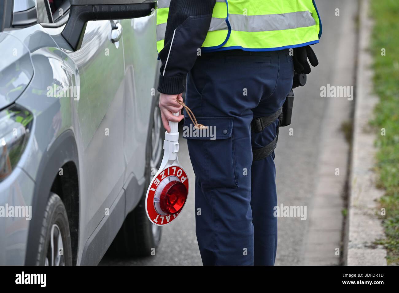 PRODUCTION - 17 December 2025, Baden-Württemberg, Kehl: A federal ...