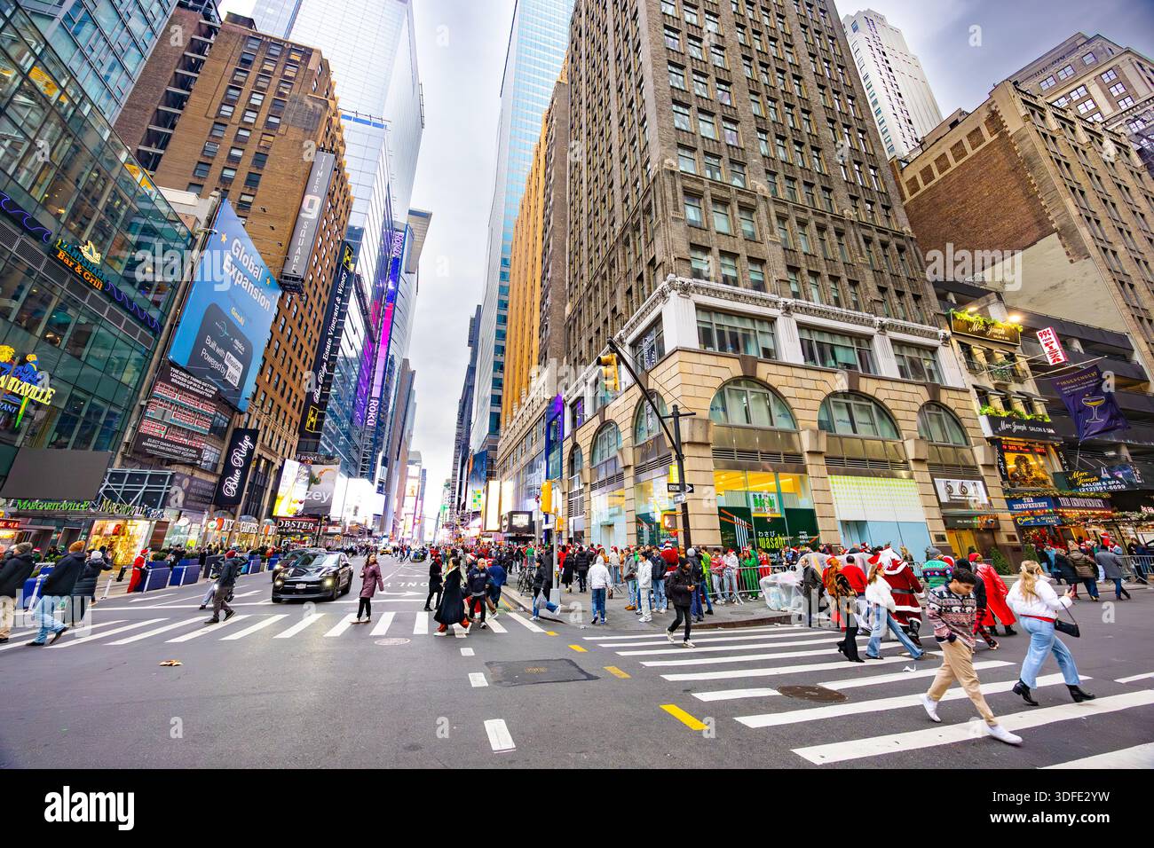 New-York, USA - 22.12.2025: Pedestrians in festive clothing cross a ...