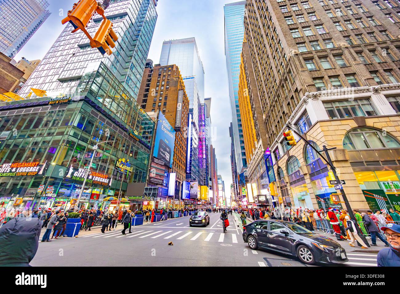 New-York, USA - 22.12.2025: Busy street scene with crowds and ...