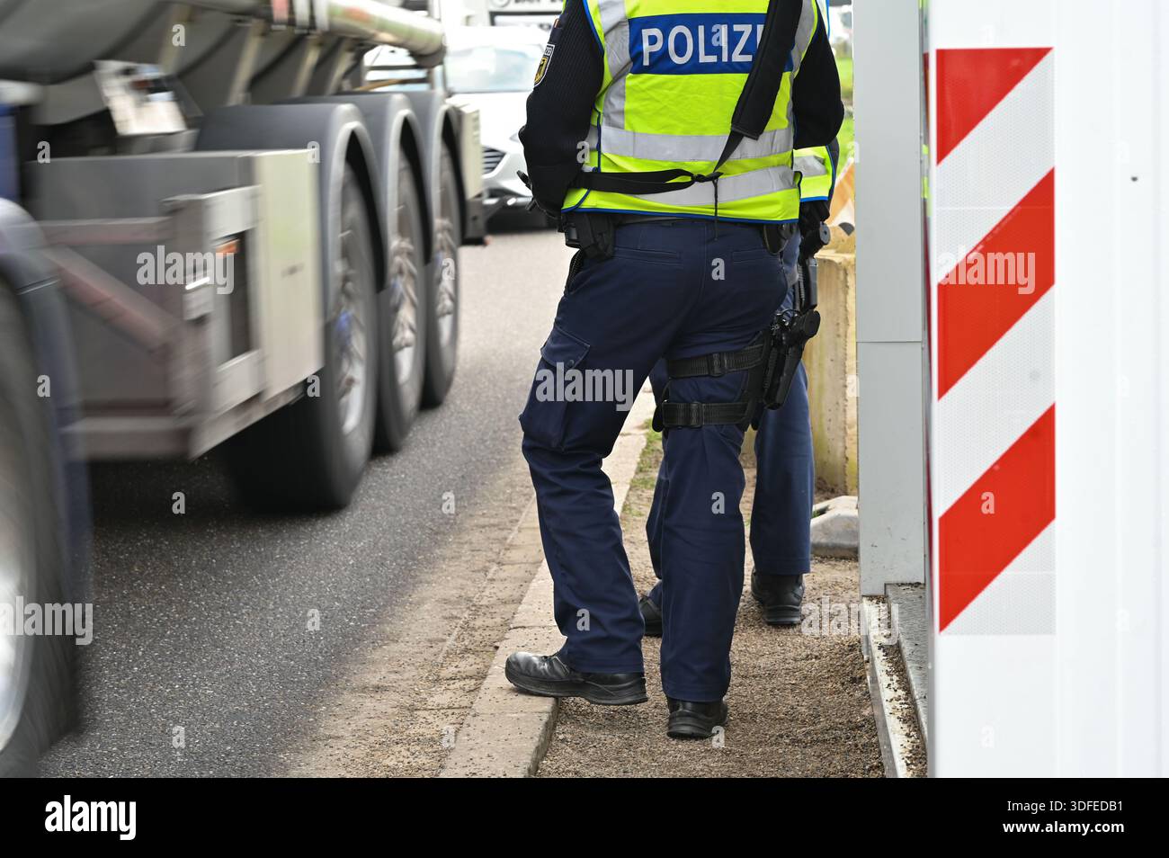 PRODUCTION - 17 December 2025, Baden-Württemberg, Kehl: Two Federal ...