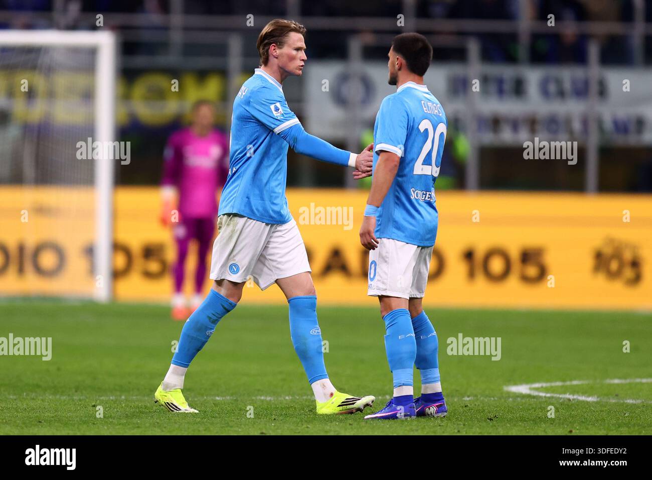 Scott McTominay of Ssc Napoli shakes hand with Eljif Elmas of Ssc ...