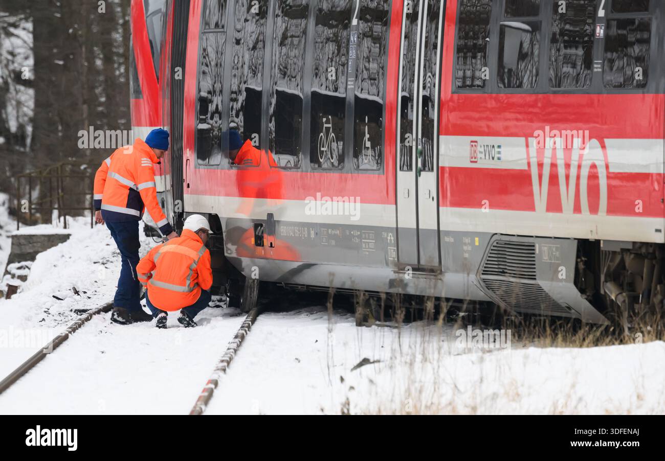 12 January 2026, Saxony, Glashütte: A regional train derailed at ...