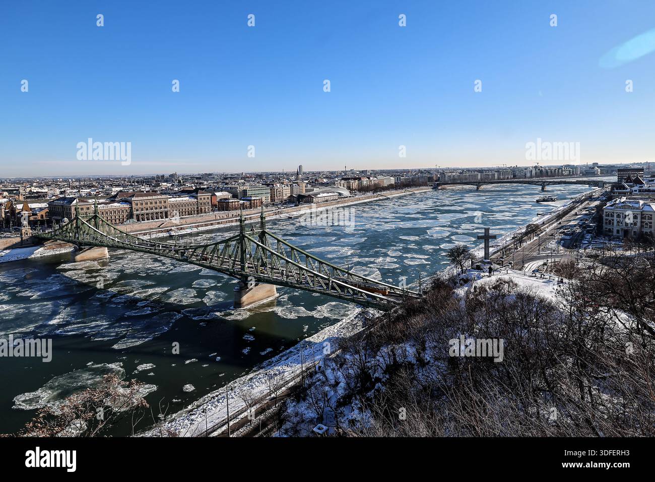 Budapest, Hungary. 12th Jan, 2026. Ice floes drift on the Danube River ...