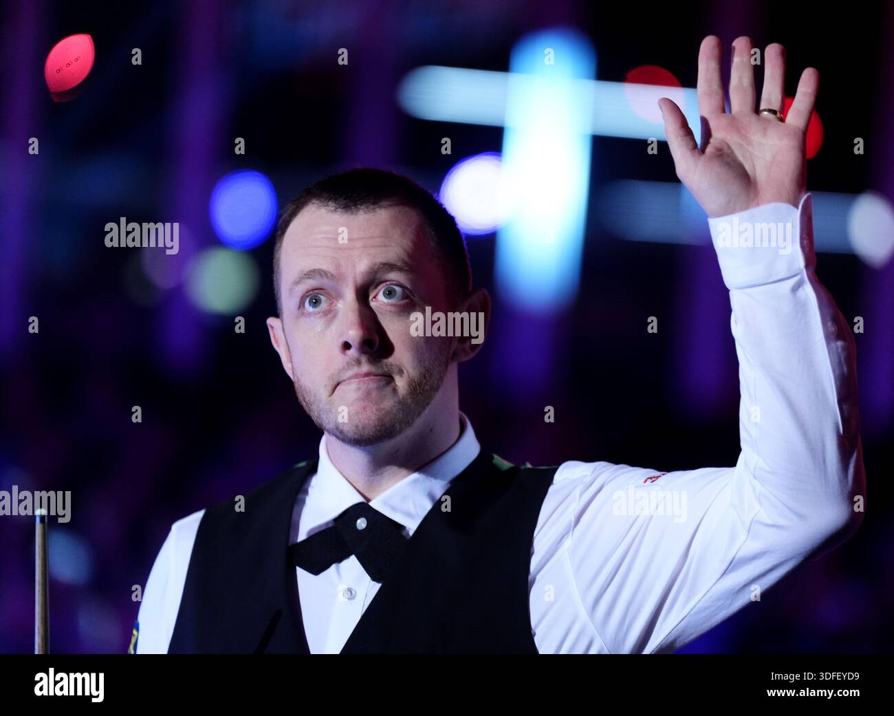 Mark Allen acknowledges the crowd before his match with Mark Williams ...