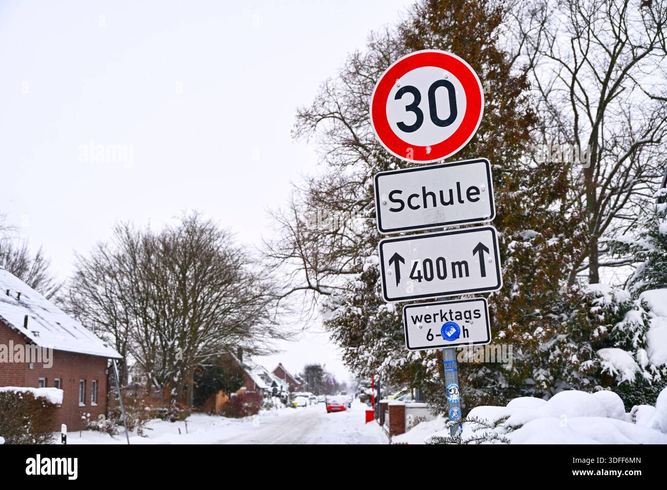 Tempolimit an einer Schule im Winter in Kirchwerder, Hamburg ...