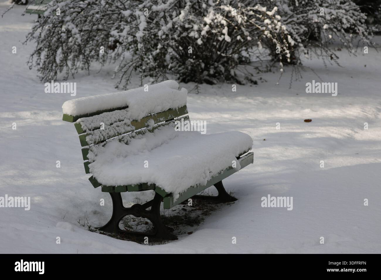 Deutschland, Berlin, Wintereinbruch, Parkbank mit Schnee bedeckt ...