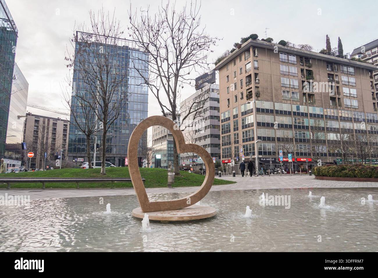 Scultura paolo merli cuore marmo palazzo lombardia hi-res stock ...