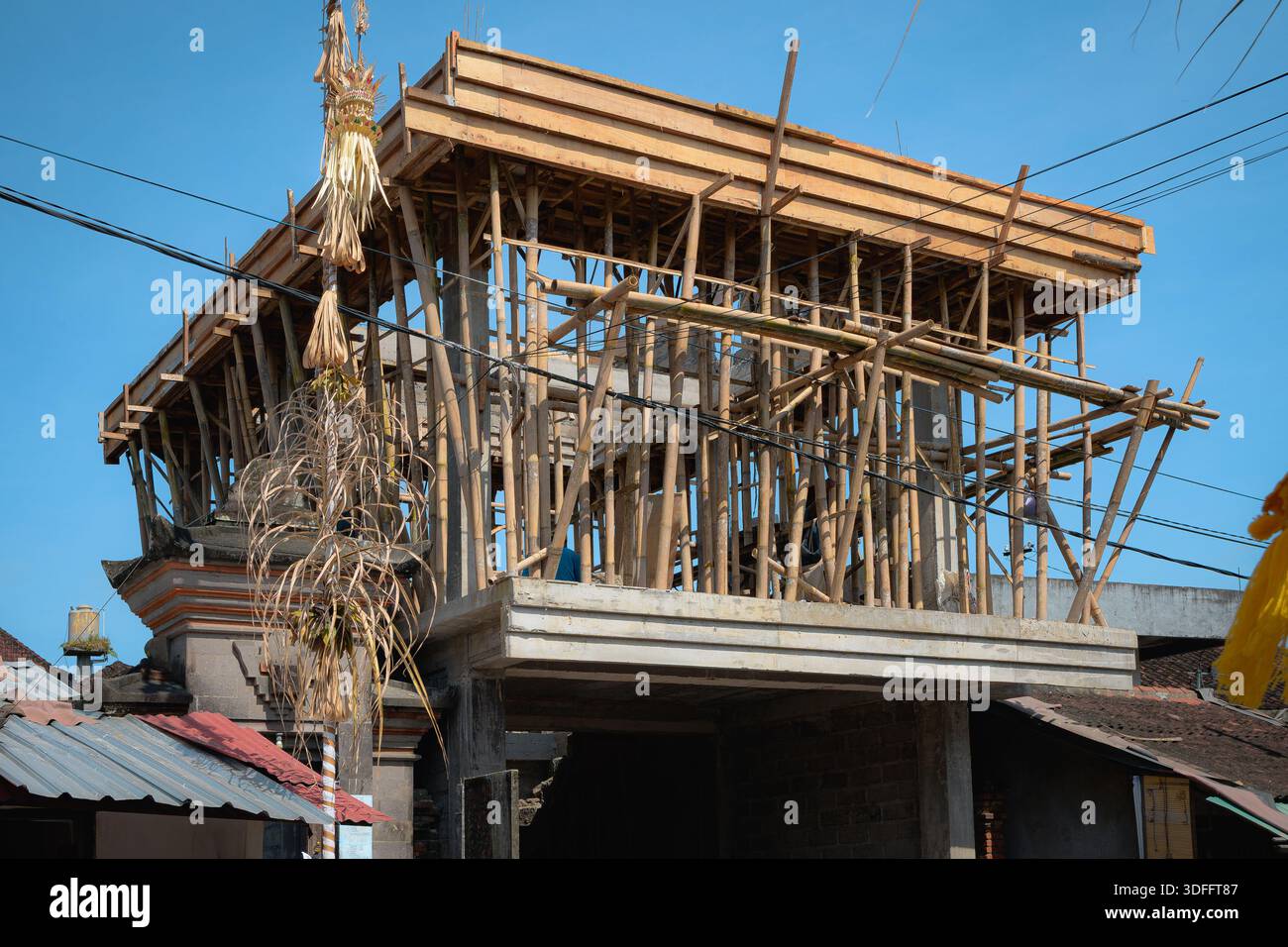 Bali bamboo scaffold hi-res stock photography and images - Alamy