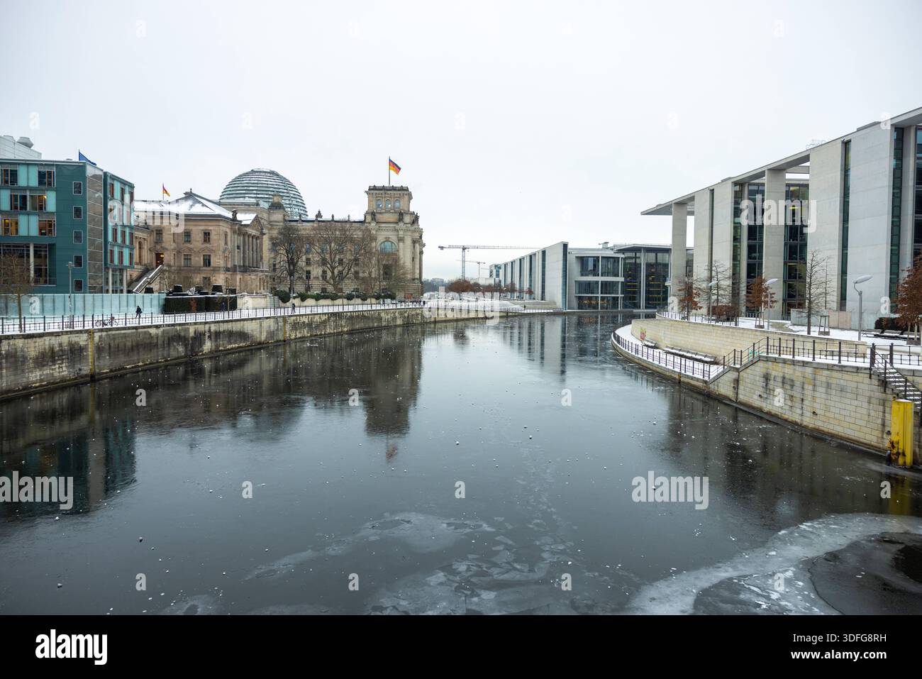 Deutscher Bundestag im Winter Deutschland, Berlin am 12.01.2026: Der ...
