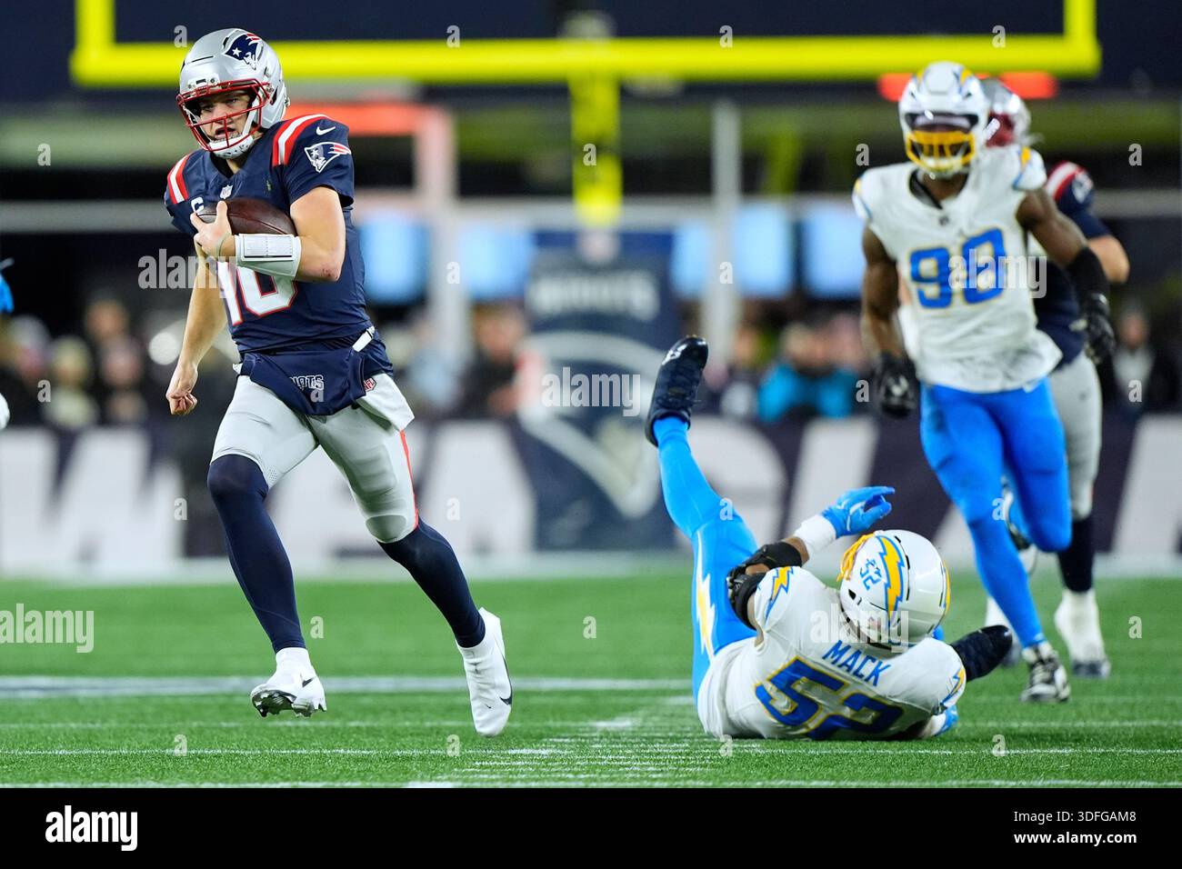 New England Patriots quarterback Drake Maye (10) runs by Los Angeles ...