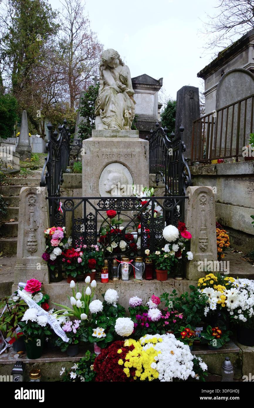 Paris, France. Detail of a tomb inside Père Lachaise Cemetery, the ...