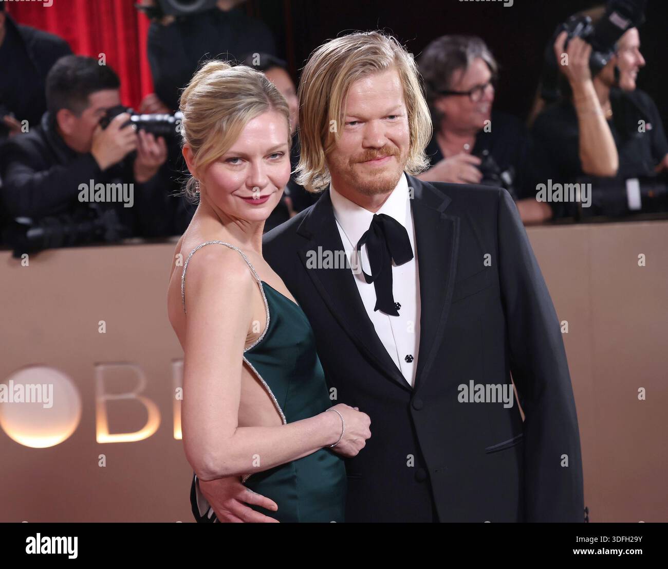 BEVERLY HILLS, CALIFORNIA - JANUARY 11: Kirsten Dunst and Jesse Plemons ...