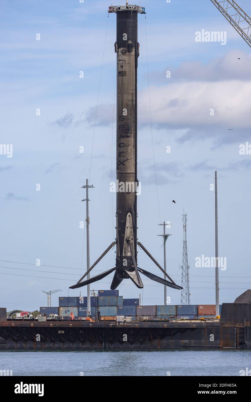 January 12th 2026 SpaceX offloads their Falcon 9 B1069-29 from ASOG A ...