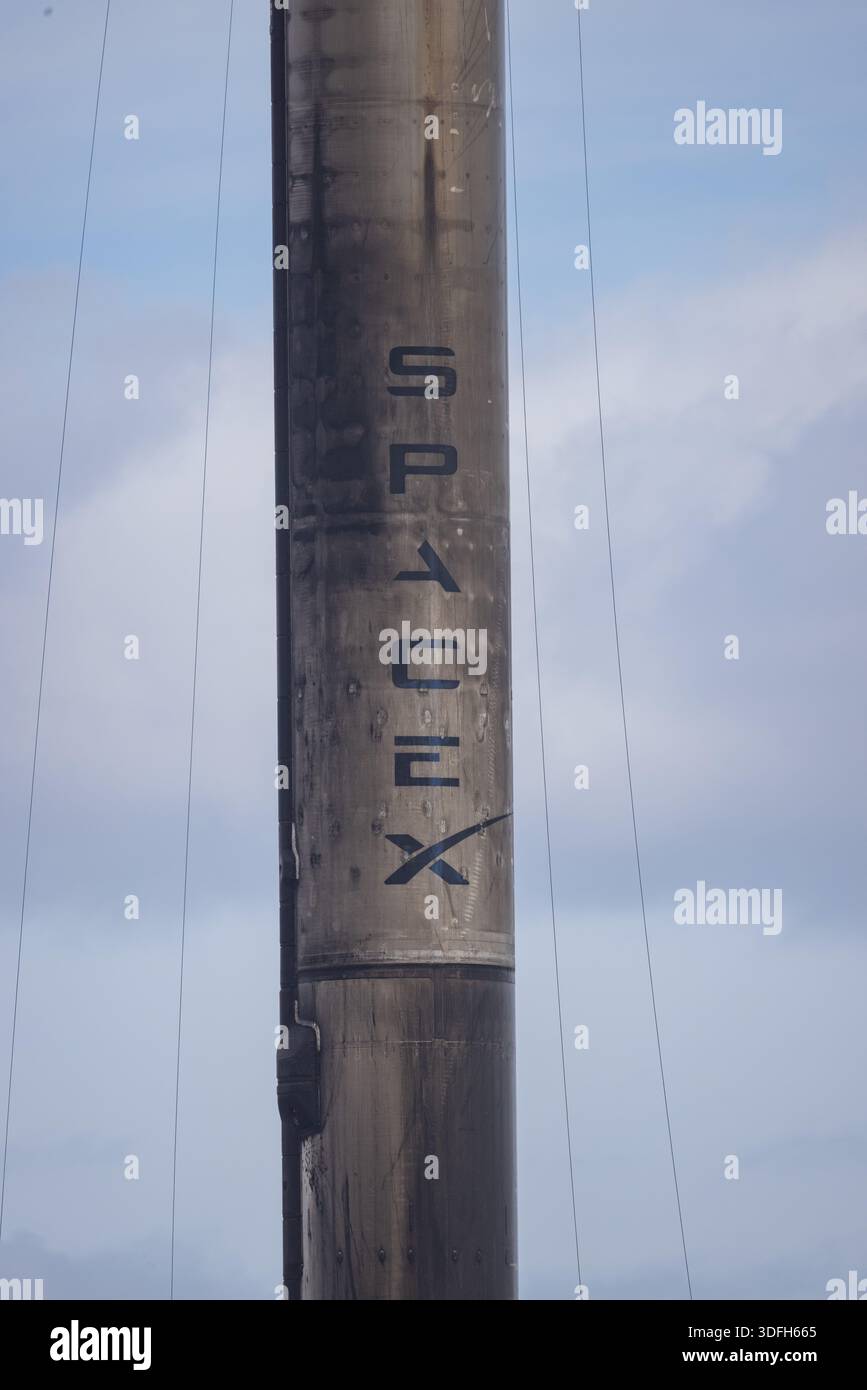 January 12th 2026 SpaceX offloads their Falcon 9 B1069-29 from ASOG A ...