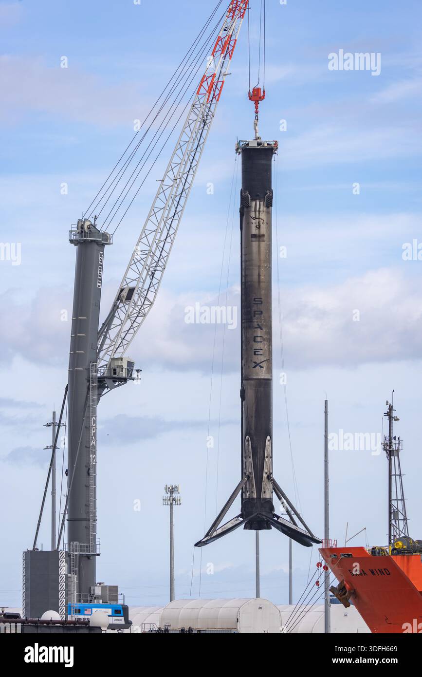 January 12th 2026 SpaceX offloads their Falcon 9 B1069-29 from ASOG A ...