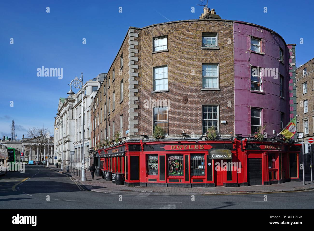 Pub exterior corner hi-res stock photography and images - Alamy