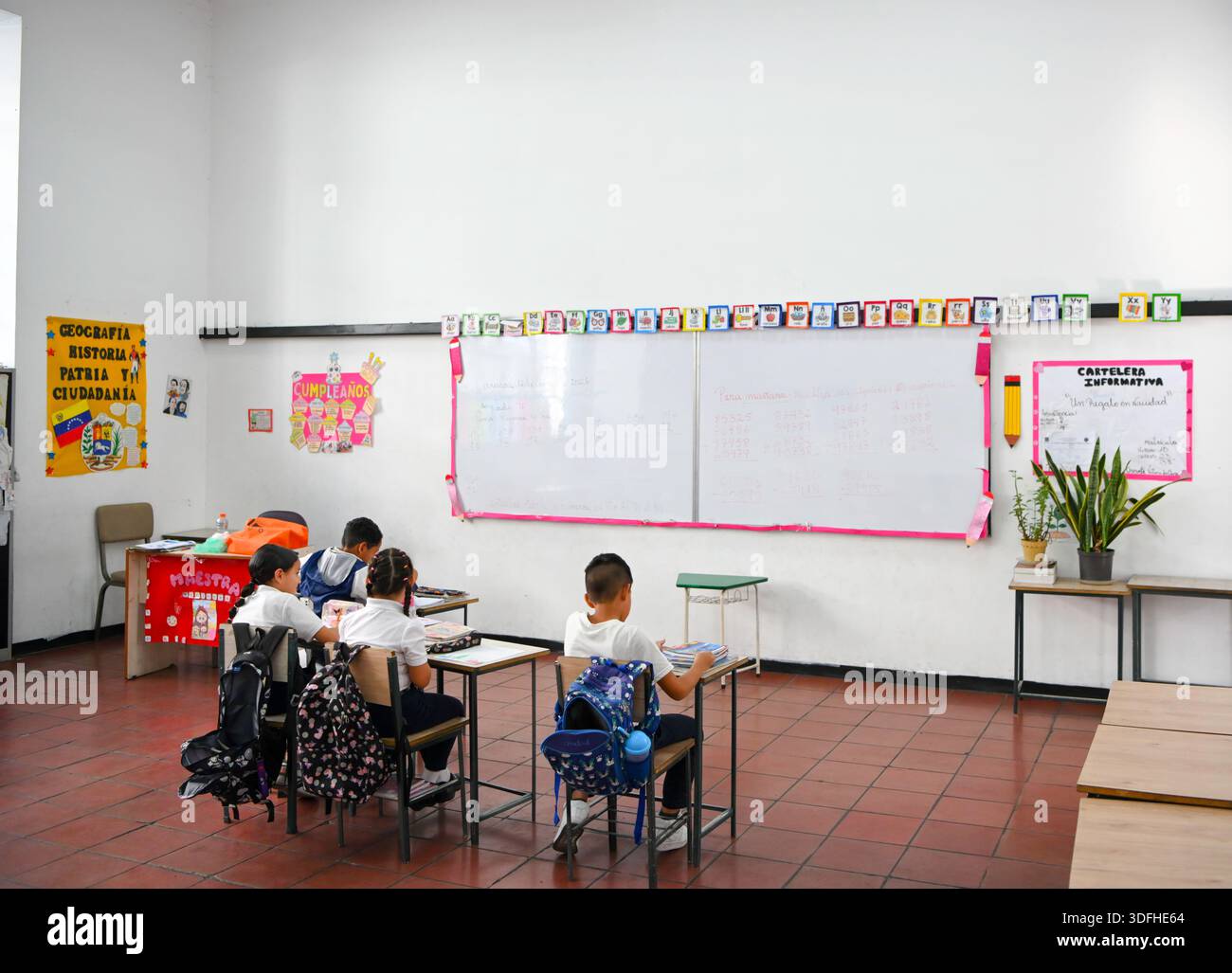 (260113) -- CARACAS, Jan. 13, 2026 (Xinhua) -- Students study in a ...