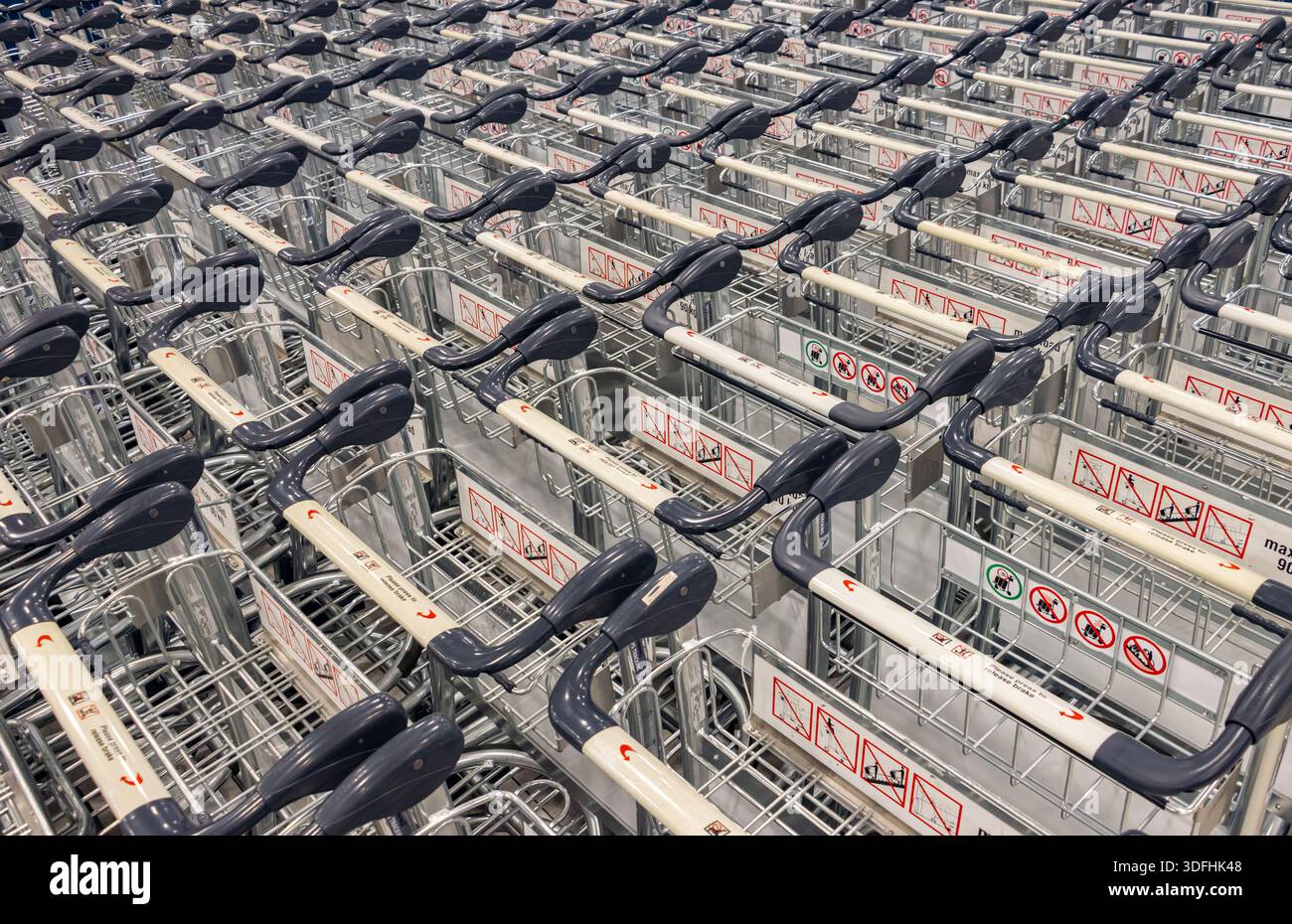 Empty carts waiting hi-res stock photography and images - Alamy