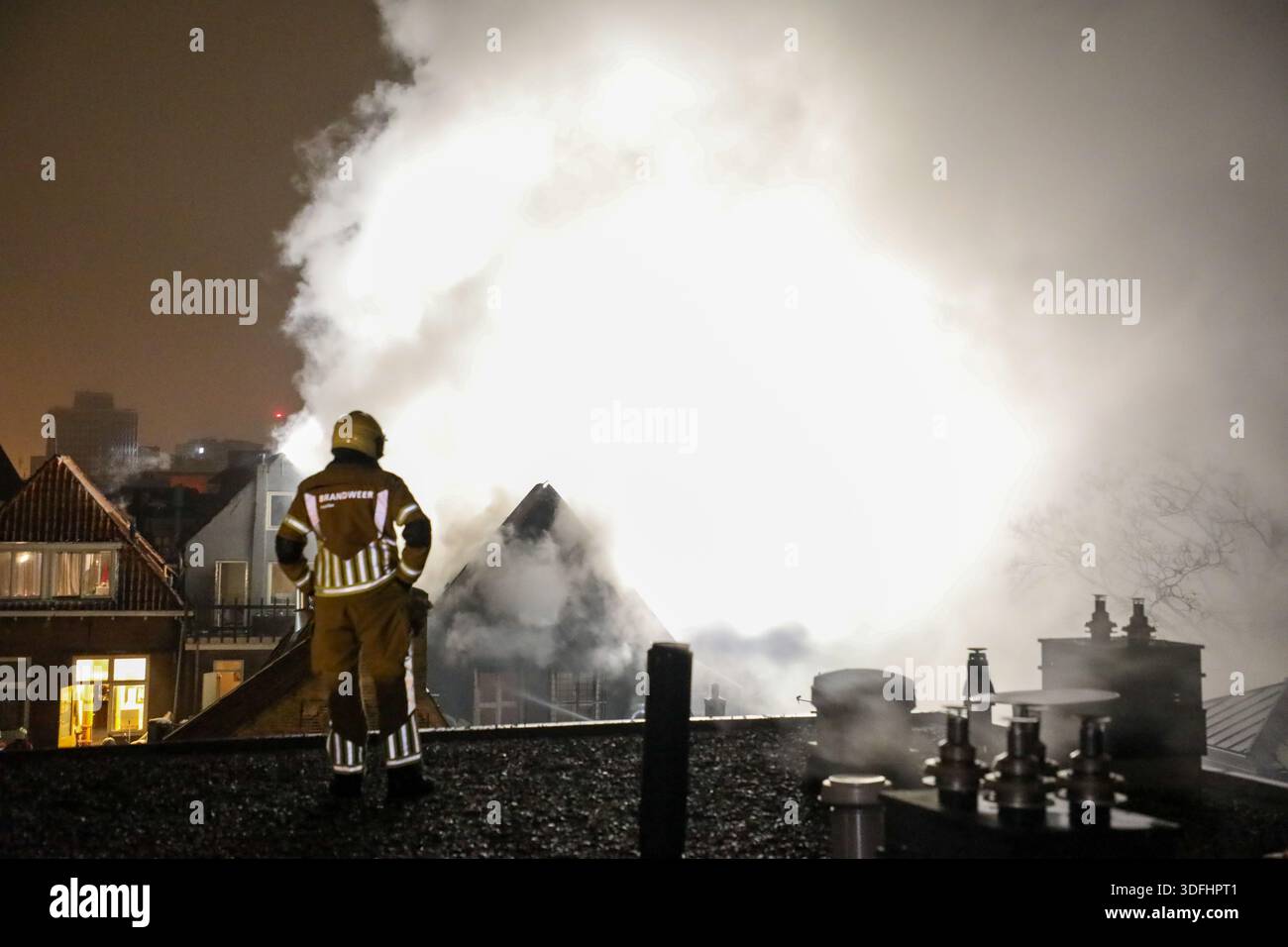 LEEUWARDEN - A very large fire is raging in a house on Grote Hoogstraat ...